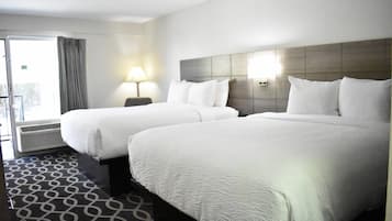 Quarto, 2 camas Queen, para não fumantes | Escrivaninha, ferros/tábuas de passar roupa, Wi-Fi de cortesia