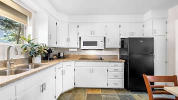 Suite, várias camas, cozinha, vista para o rio | 1 quarto, com decoração personalizada, com mobília individualizada