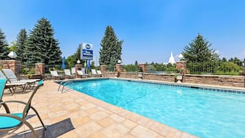 Piscina externa, funciona das 8h às 22h, guarda-sóis, espreguiçadeiras