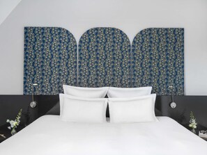 Roupa hipoalergénica, minibar, cofre com capacidade para portátil 