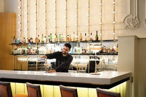 Este bar no lobby do hotel 