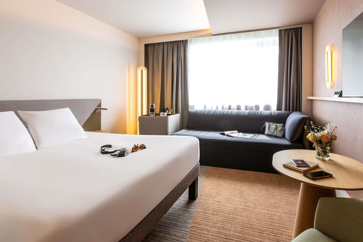 Roupa de alta qualidade, cofre no quarto, secretária