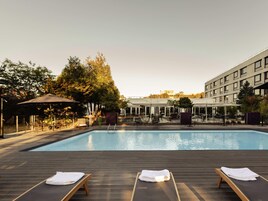 Piscina externa sazonal, funciona das 9h às 22h, guarda-sóis