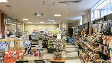 Uma loja ampla com corredores largos e diversos produtos dispostos em prateleiras e balcões.