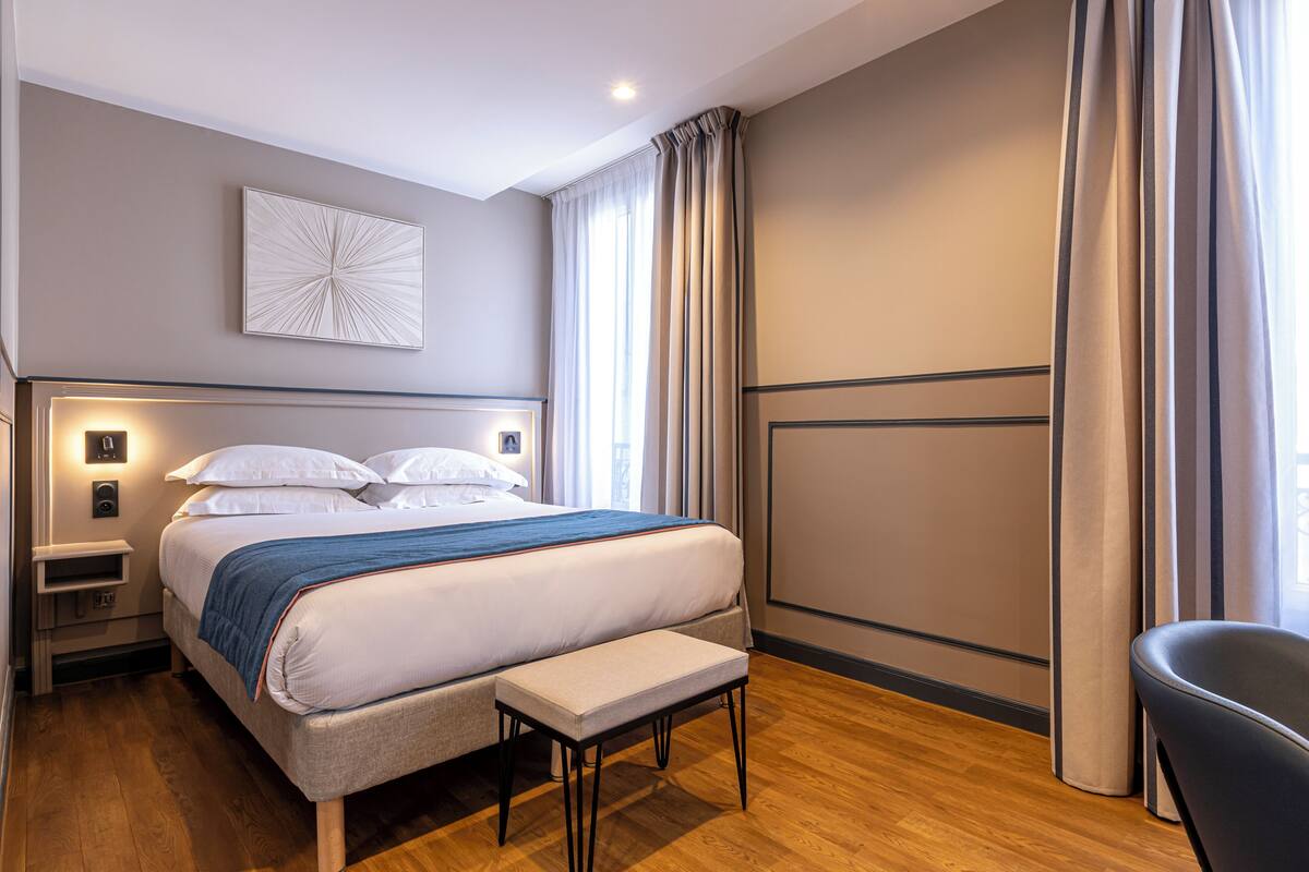 Quarto casal clássico, no jardim | 1 quarto, roupas de cama premium, cofres nos quartos, escrivaninha