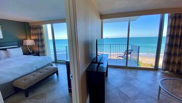 Roupas de cama premium, cofres nos quartos, escrivaninha