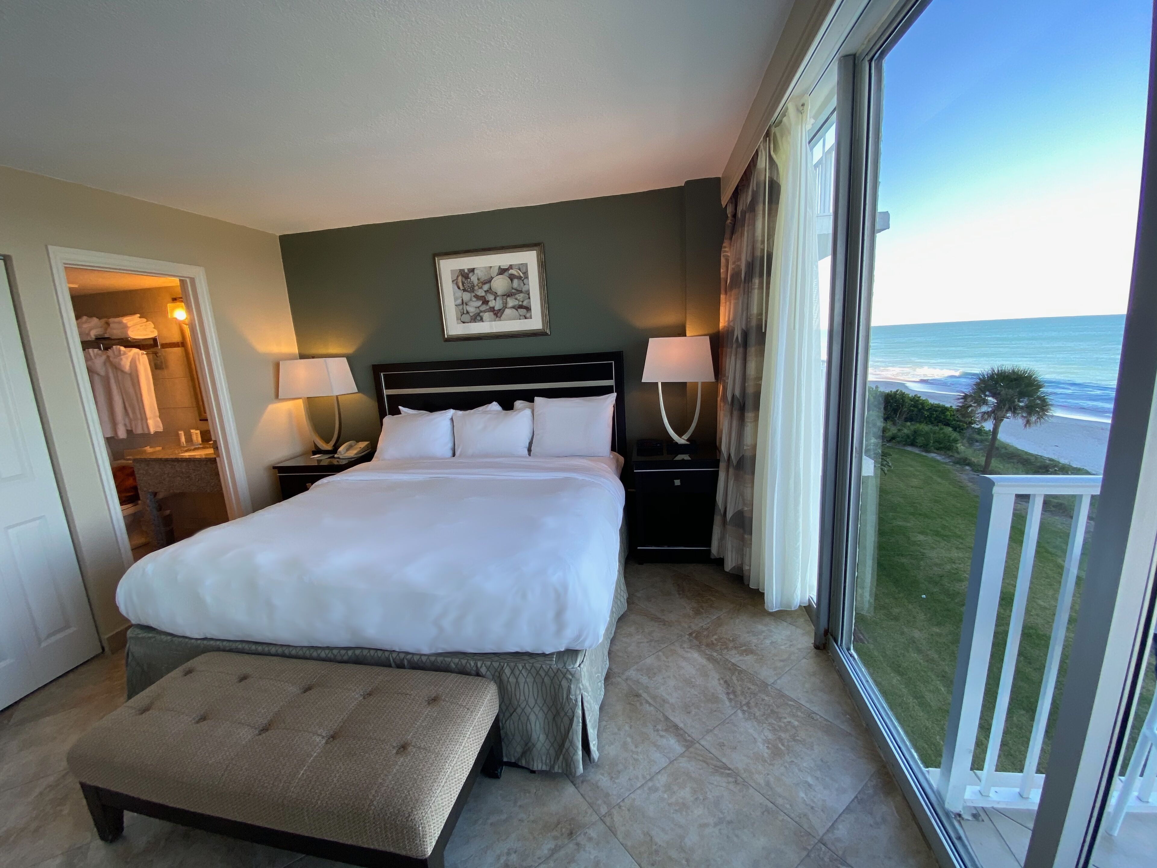 Radisson Suite Hotel Oceanfront Reviews, Deals & Photos 2024 - Expedia