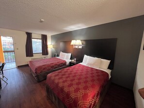 Quarto standard, 2 camas de casal, para fumantes | Wi-Fi de cortesia, roupa de cama