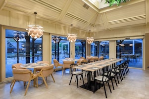 2 restaurantes: opção de café da manhã, almoço e jantar