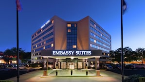 Um edifício de vários andares com uma placa que diz "EMBASSY SUITES".