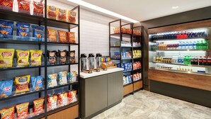 Passadeira com diversos snacks e refrigerantes.
