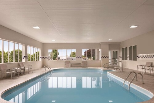 Country Inn & Suites by Radisson, Port Clinton, OH Reviews, Deals ...