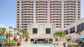 Piscina externa, guarda-sóis, espreguiçadeiras