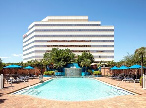 Piscina externa, guarda-sóis, espreguiçadeiras