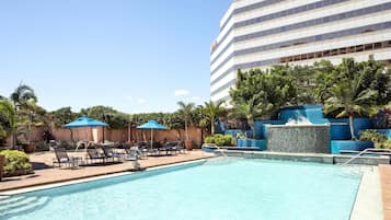 Piscina externa, guarda-sóis, espreguiçadeiras