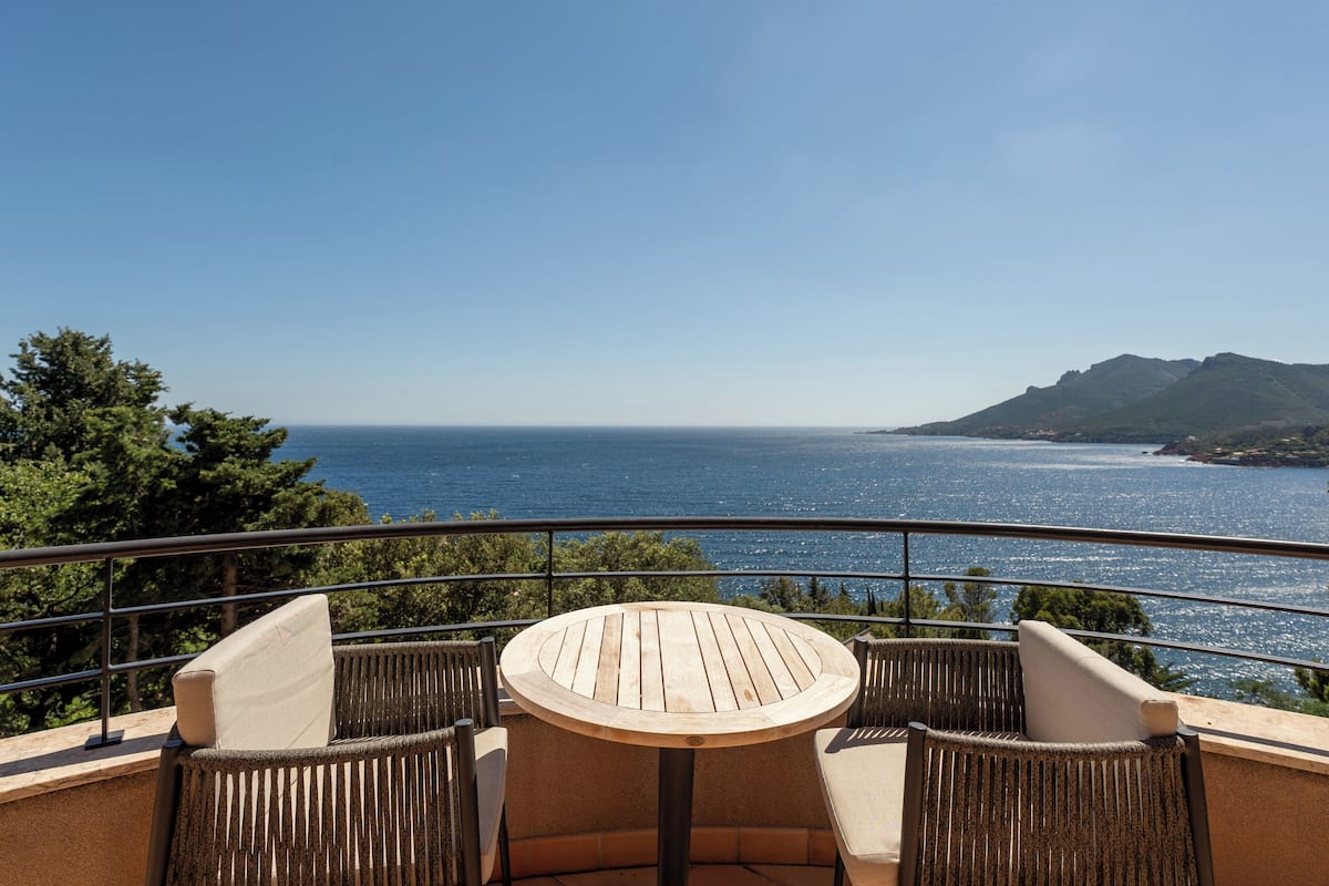 Suíte, 1 cama King, terraço, vista para o mar (Hillside) | Roupas de cama premium, frigobar (abastecido com alguns itens grátis)