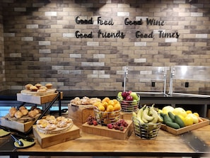 Café da manhã com buffet todos os dias mediante uma taxa