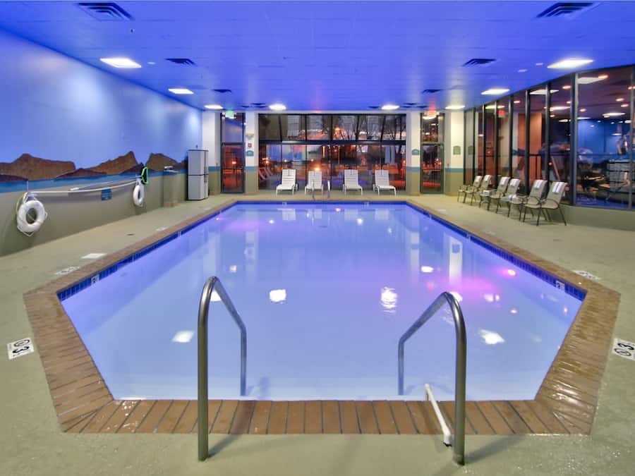 Piscina interior, da(s) 7:00 à(s) 22:00, espreguiçadeiras