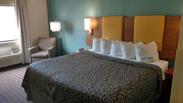 Camas com colchões pillow-top, escrivaninha, cortinas blackout