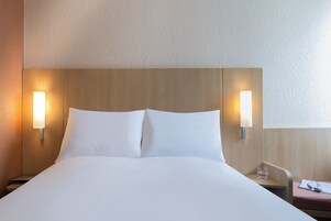 Quarto casal standard, 1 cama de casal | Escrivaninha, espaço de trabalho para notebook, cortinas blackout