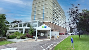 Um hotel com design moderno, exibindo uma placa chamativa do Holiday Inn Express.