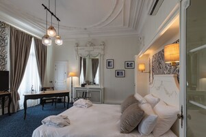 Quarto Deluxe | Roupa de alta qualidade, cofre no quarto, secretária 