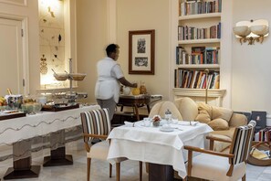 Café da manhã com buffet todos os dias (EUR 18 por pessoa) 