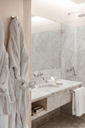 Terrace Suite | Banheiro | Chuveiro/banheira combinados, produtos de toalete grátis