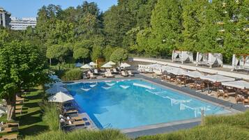 Piscina externa sazonal, guarda-sóis, espreguiçadeiras