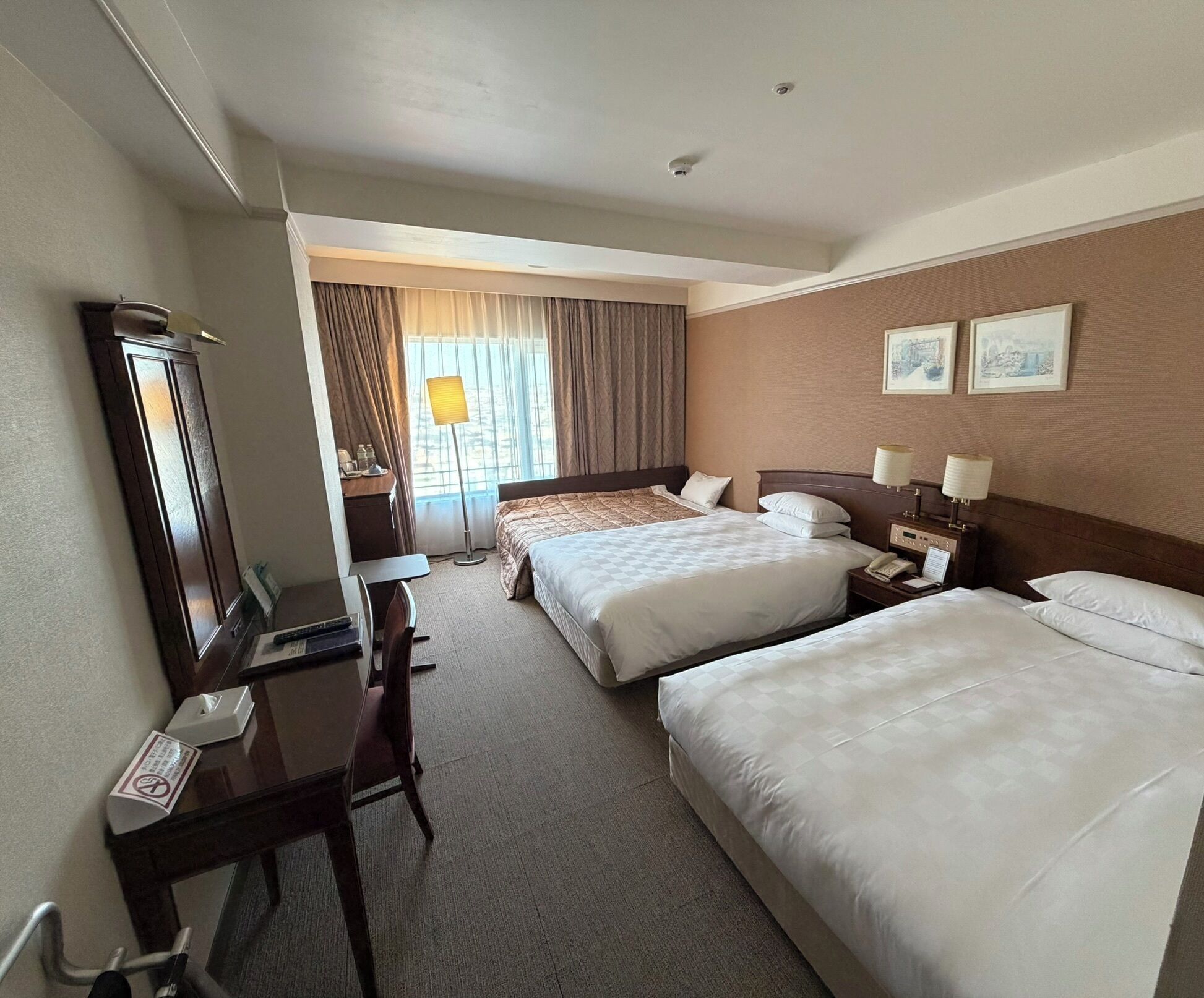 Quarto triplo luxo (2 beds with 1 extra bed) | Escrivaninha, espaço de trabalho para notebook, cortinas blackout