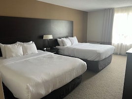 Roupas de cama premium, escrivaninha, cortinas blackout