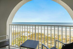 Quarto, 2 camas queen-size, varanda, junto ao mar (Balcony) | Roupa de alta qualidade, cofre no quarto, secretária 