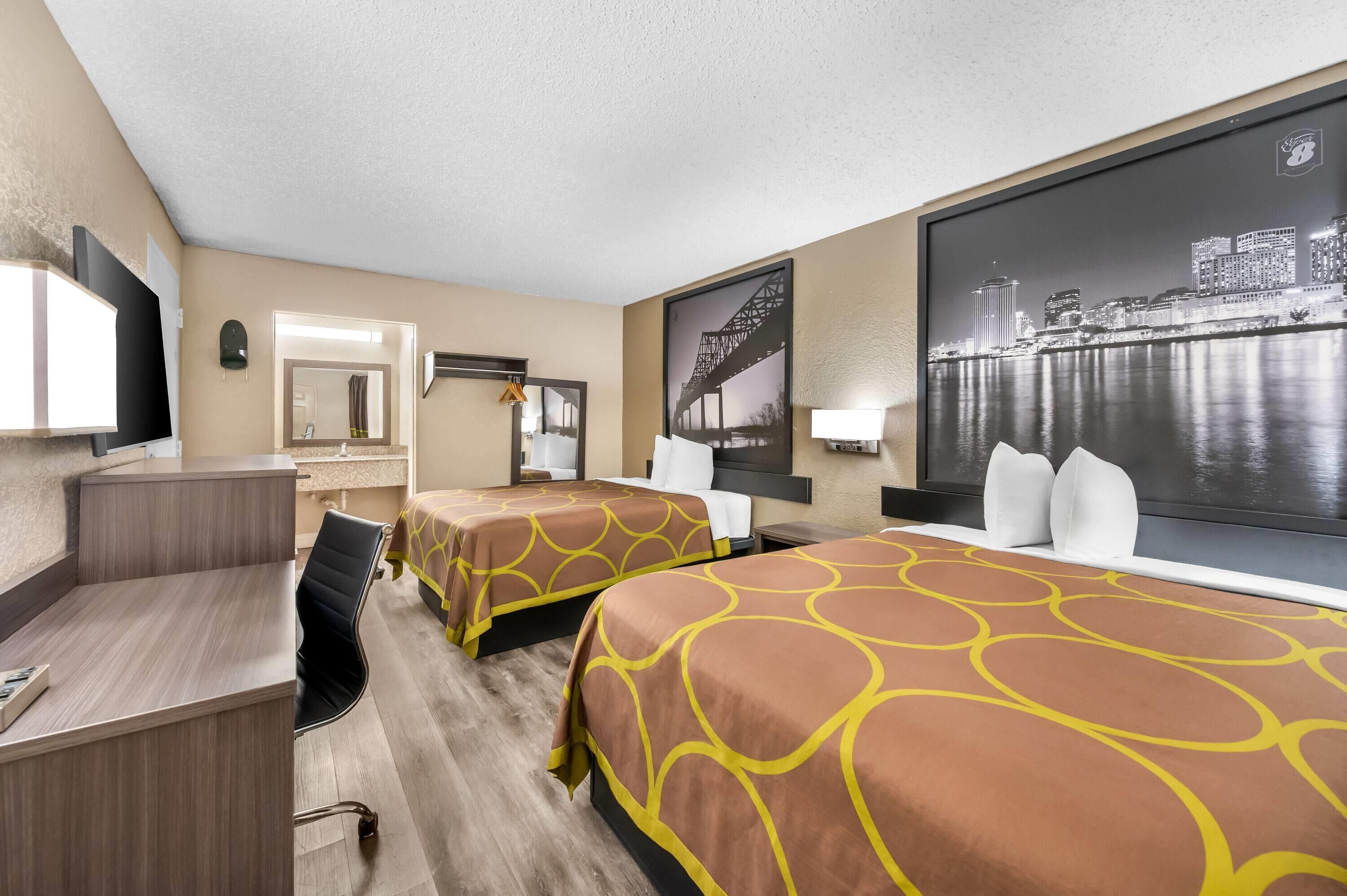 Cofres nos quartos, escrivaninha, espaço de trabalho para notebook