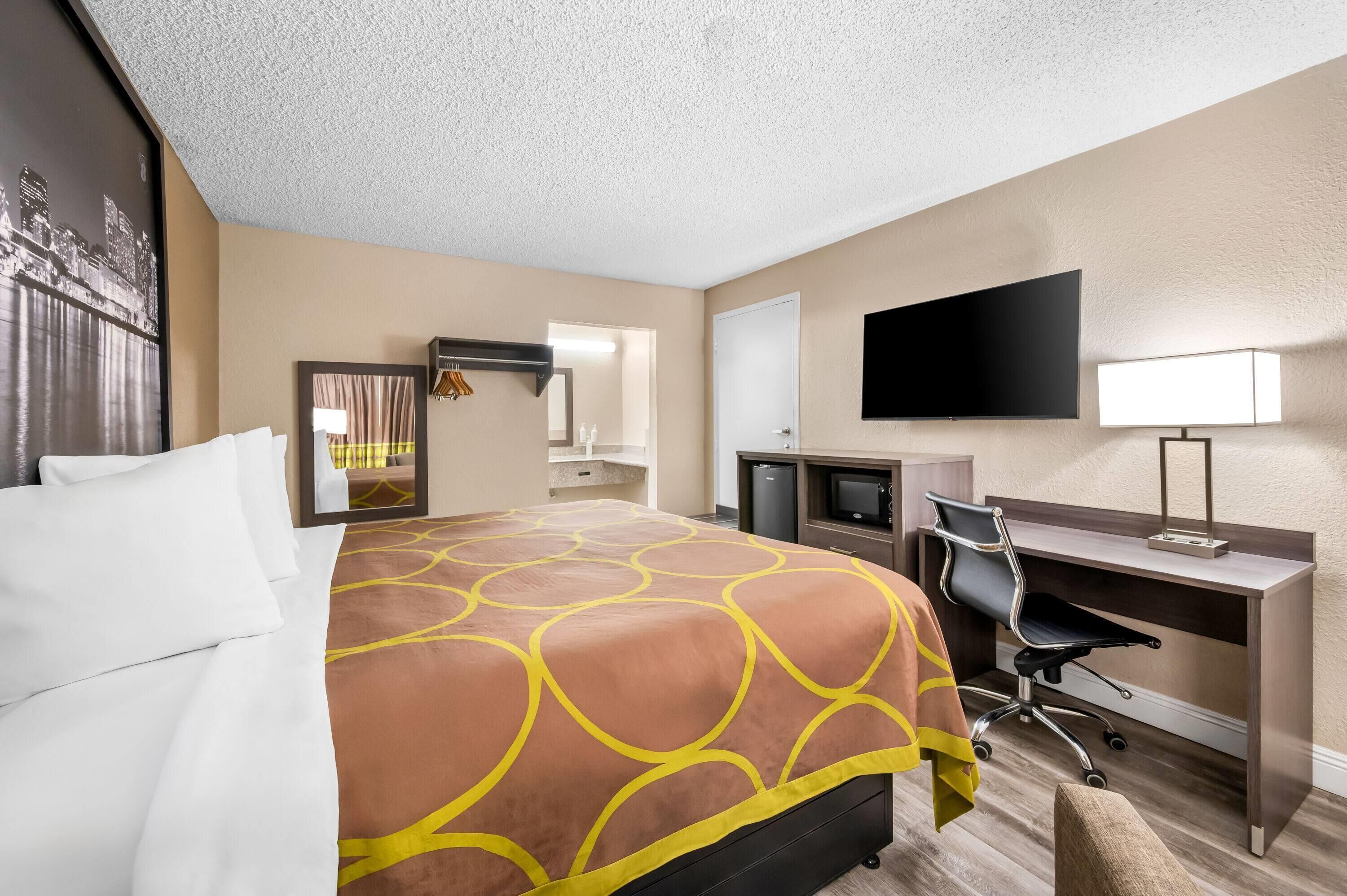 Cofres nos quartos, escrivaninha, espaço de trabalho para notebook