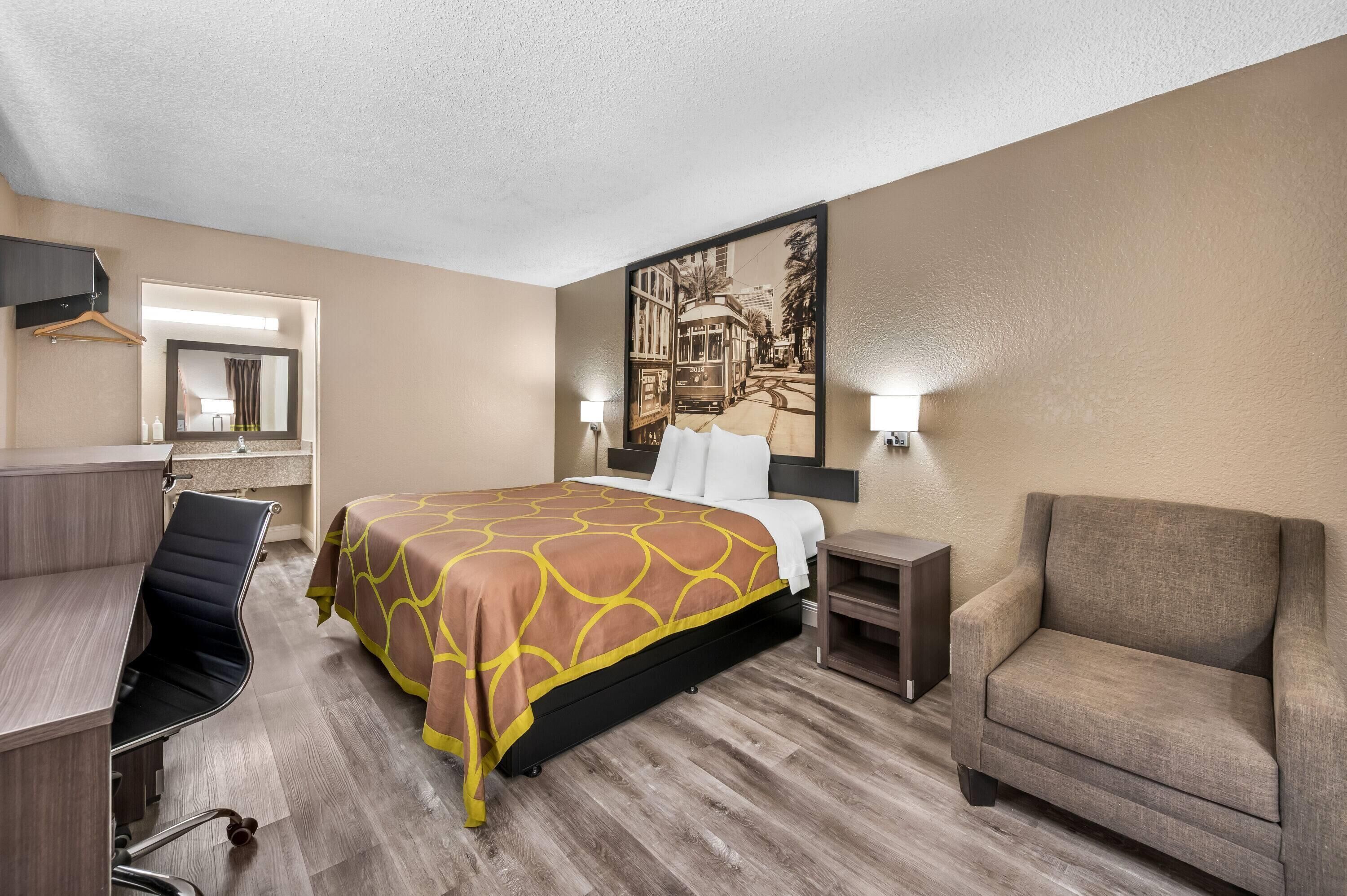 Cofres nos quartos, escrivaninha, espaço de trabalho para notebook