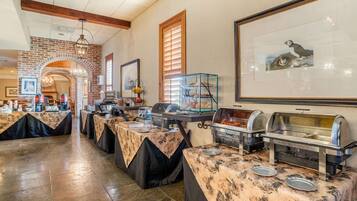 Café da manhã completo grátis todos os dias