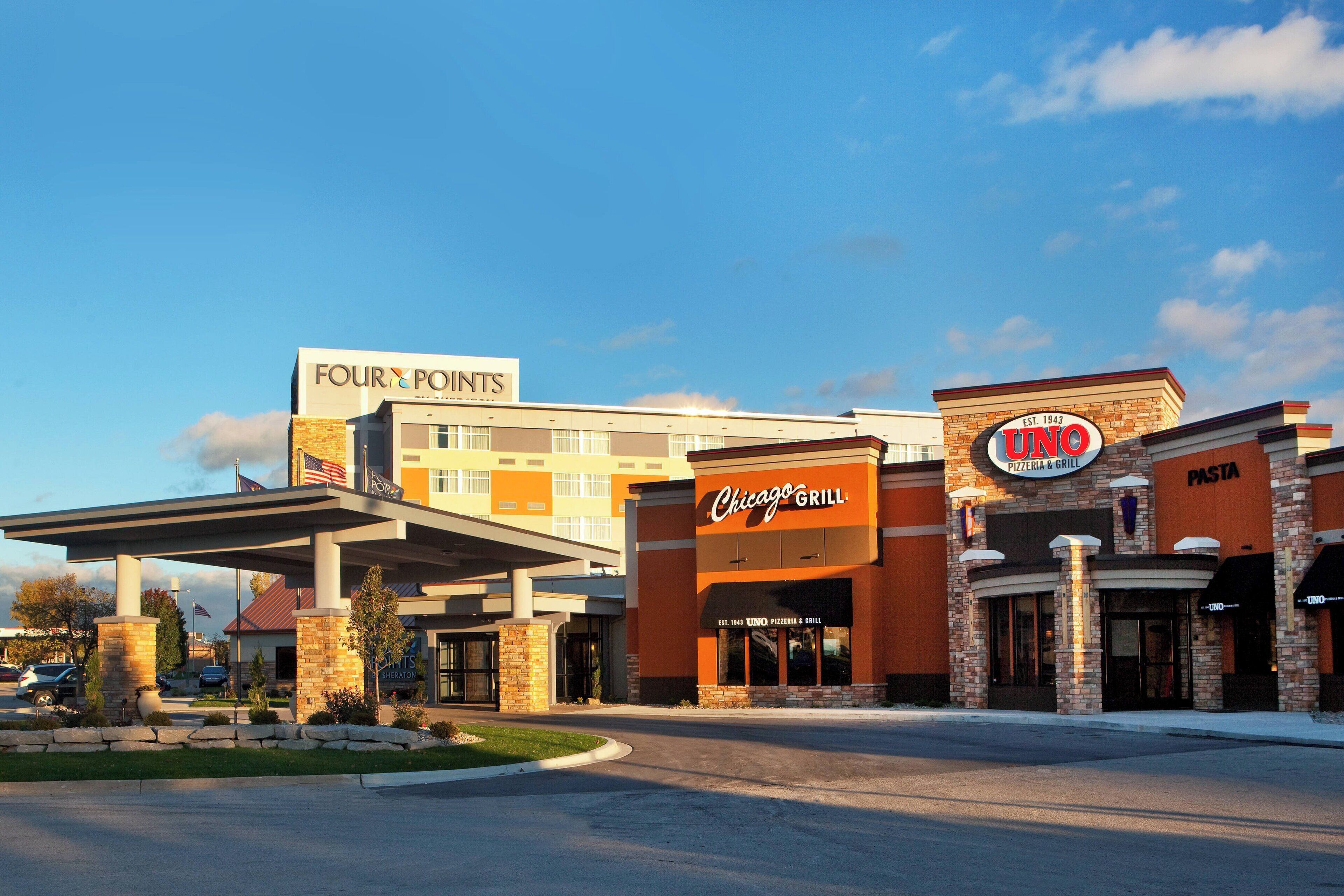 Um hotel com o logotipo Four Points, Chicago Grill e Tino Pizza & Grill.