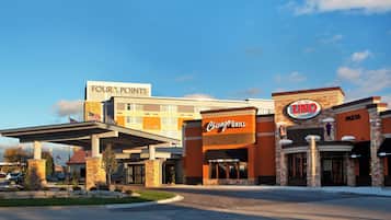 Um hotel com o logotipo Four Points, Chicago Grill e Tino Pizza & Grill.