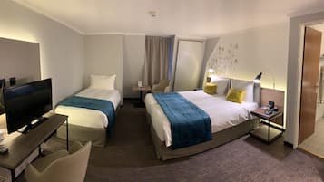 Quarto Triplo | Roupa de alta qualidade, minibar, cofre com capacidade para portátil