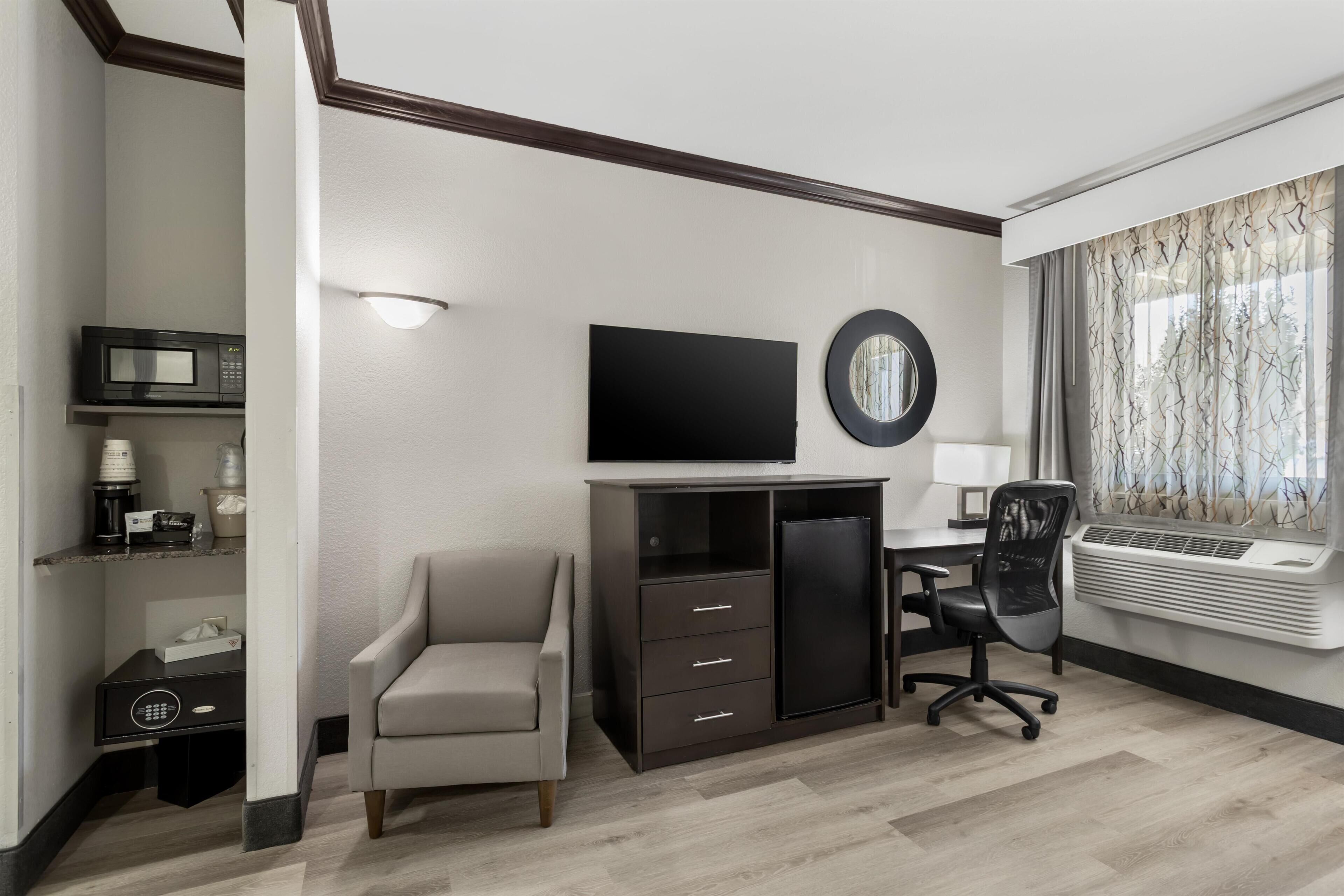 Quarto Standard, 1 cama king-size, não fumadores, banheira de hidromassagem | Cofre no quarto, secretária 