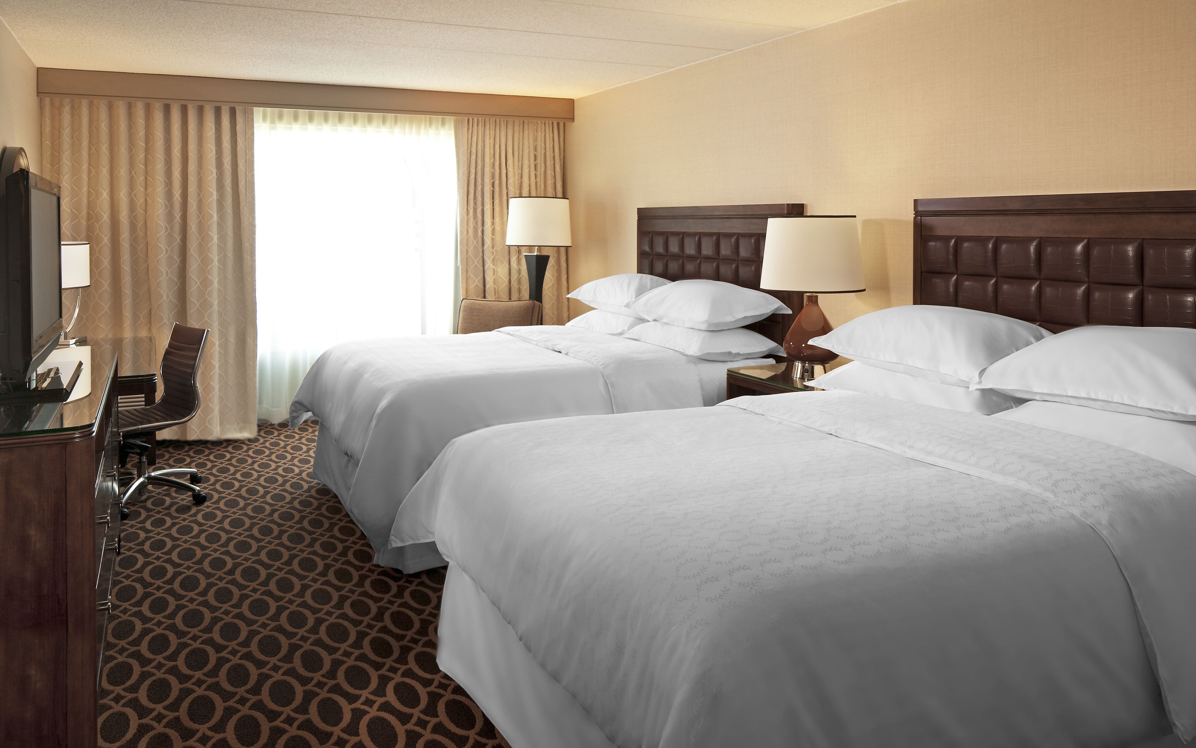 Roupa de alta qualidade, cofre no quarto, secretária 