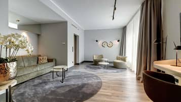 Suite Executiva, 1 cama king-size | Roupa hipoalergénica, cofre no quarto, secretária