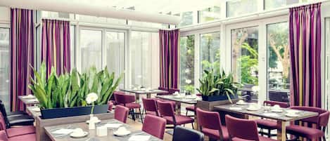 Pequenos-almoços servidos, com espaço para refeições ao ar livre