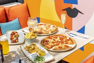 Pequenos-almoços, almoços, jantares servidos, cozinha britânica 