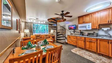 Townhouse | Área de estar | TV LED, DVD player