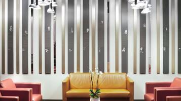 Área de estar no saguão