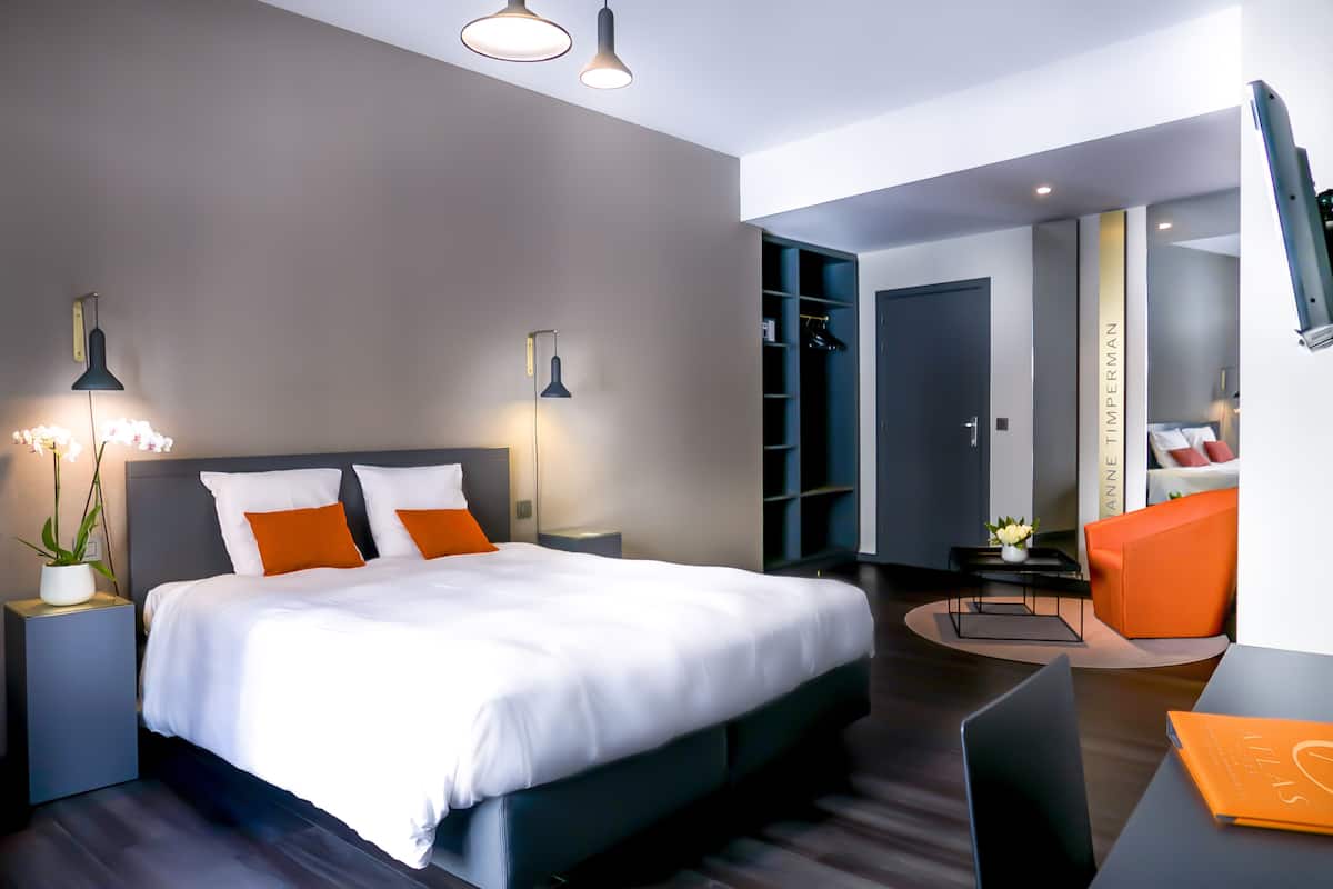 Roupa de alta qualidade, minibar, cofre no quarto, secretária