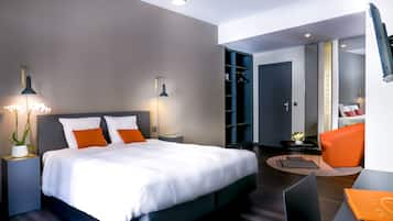 Roupas de cama premium, frigobar, cofres nos quartos, escrivaninha