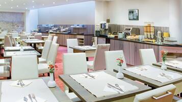 Café da manhã com buffet todos os dias (EUR 14 por pessoa)