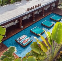 Piscina externa, funciona das 8h às 20h, barracas, guarda-sóis